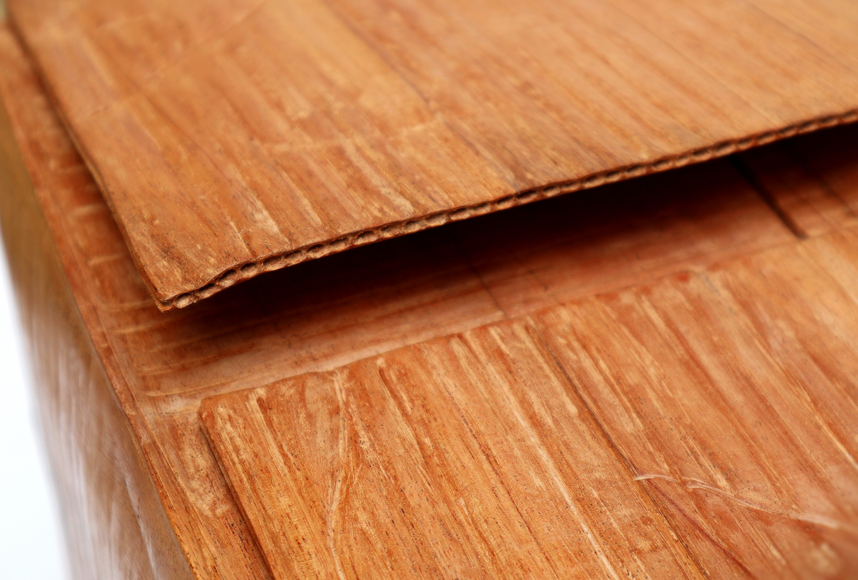 Alberto Patiño: Caja de cartón / Wooden carboard box (2019)