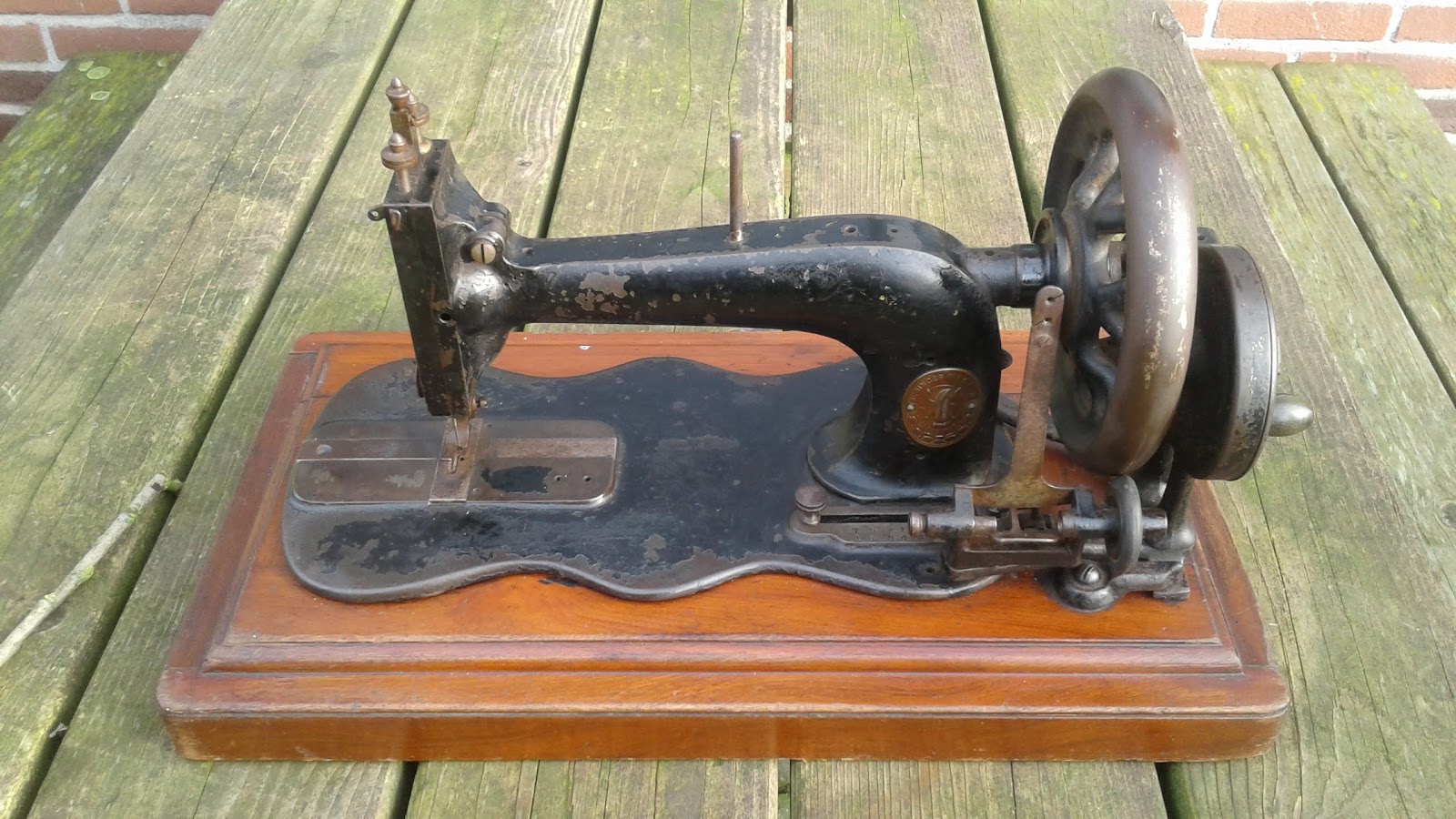 Rusty Old Sewing machines – Linford.nl