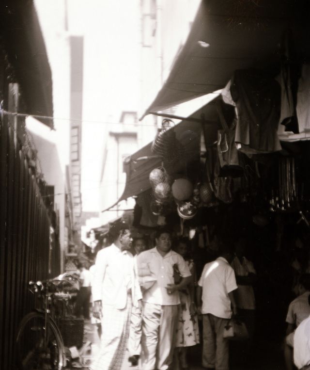 45 Black and White Snapshots That Capture Everyday Life of Singapore in ...