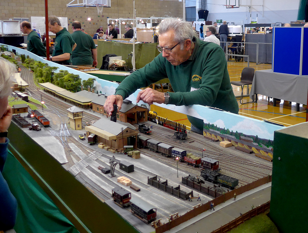 2mm Kent and Essex Area Group: Crawley Model Railway Society Exhibition ...