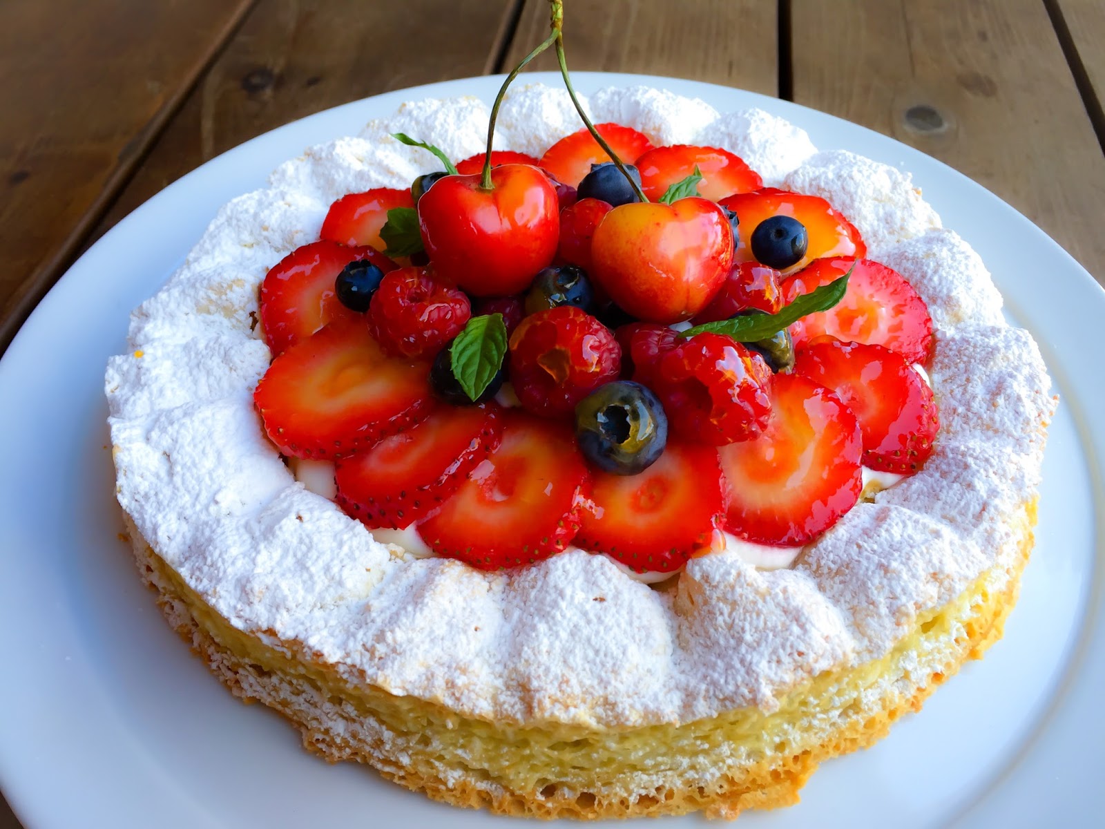 La Fabrique Gourmande: Dacquoise Coco aux Fruits Rouges et sa Chantilly ...