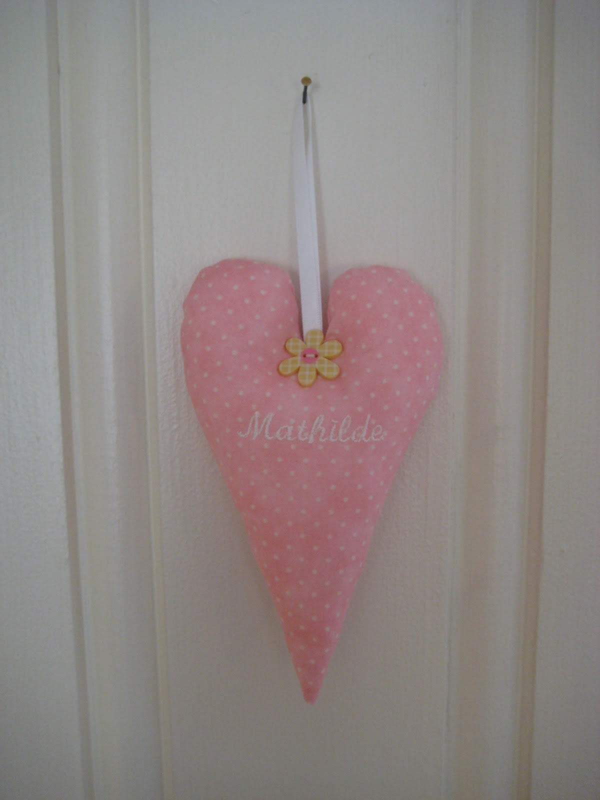 Kort og søm: Stoff hjerte med brodert navn på!