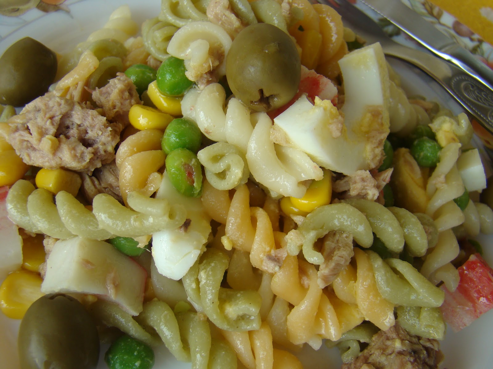 Bons Petiscos: Salada de fusilli tricolor com atum e ervilhas