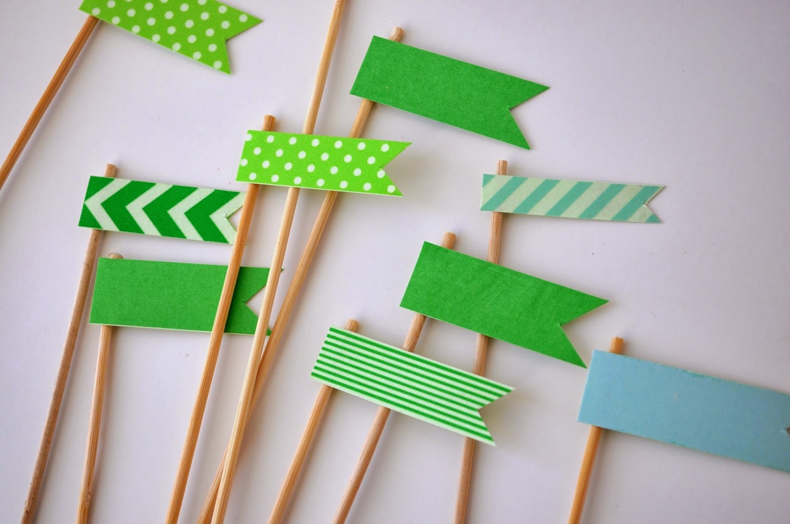 diy: tall cupcake flags | a pretty cool life. | Bloglovin’