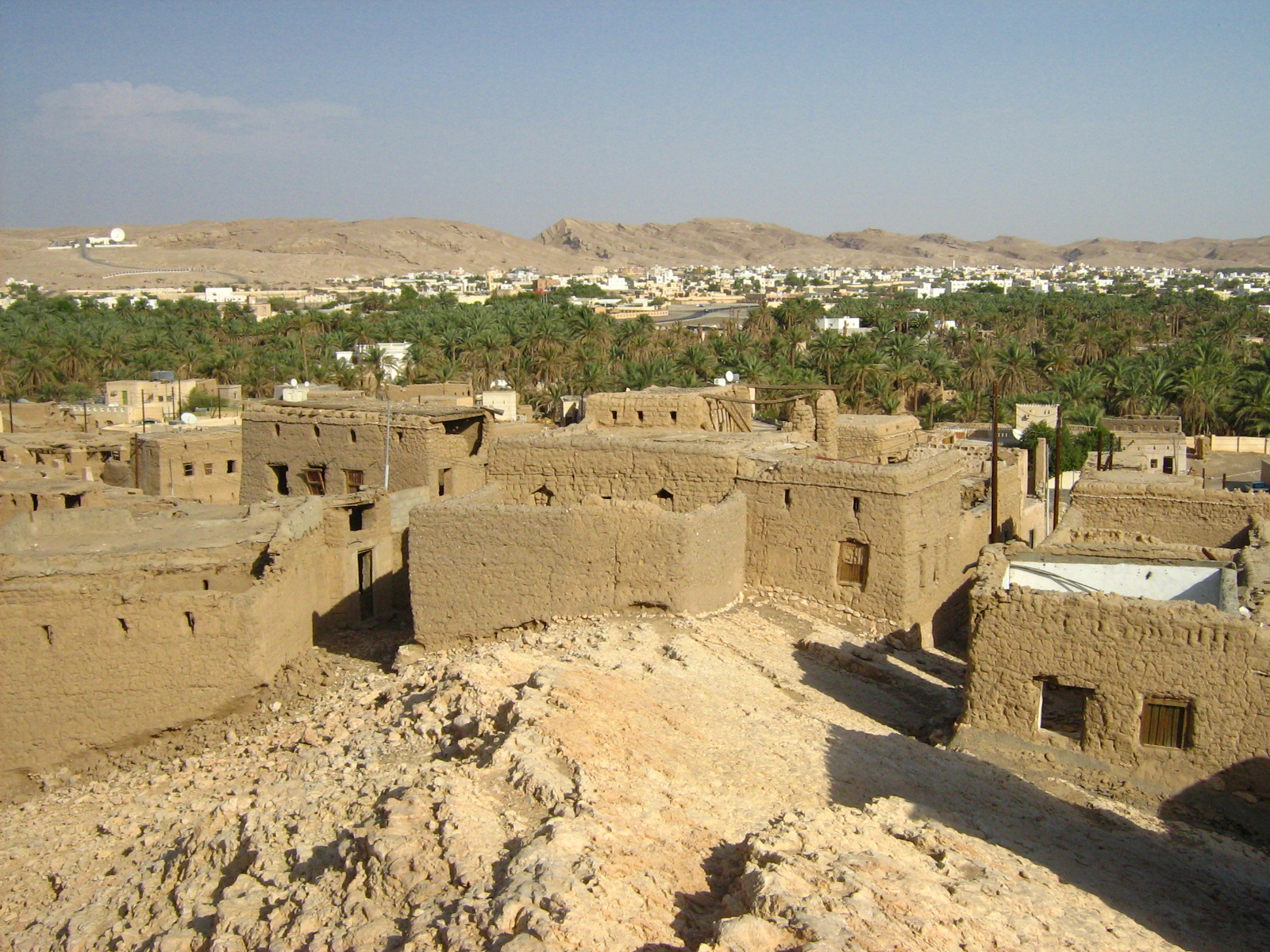 Go with Henry: Uniquely Oman - Ibri souqs, forts, ruins, dates & wadi's