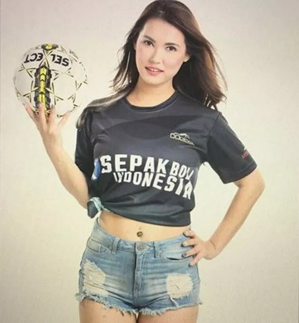 Maria Ozawa ( Miyabi ) Pakai Jersey Indonesia - politik