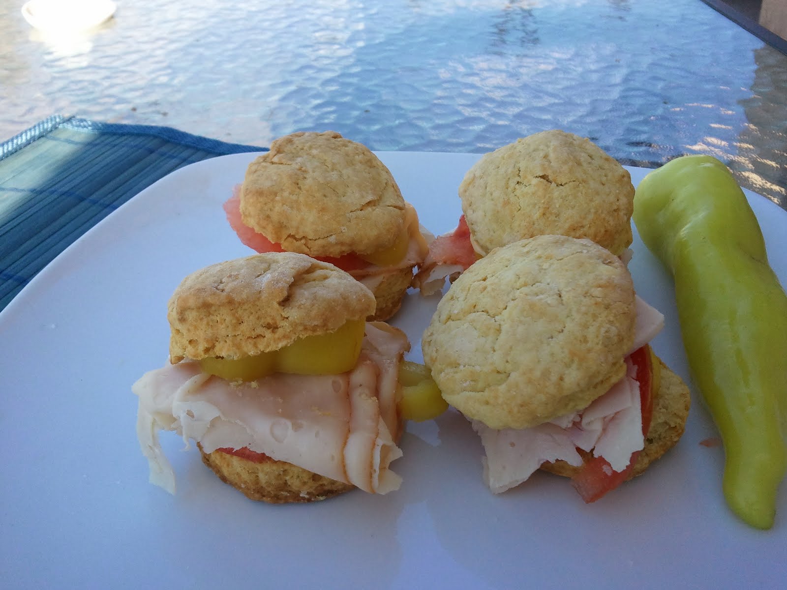 Canela kitchen (gloria): Nice mini biscuits sandwich... and a Picnic