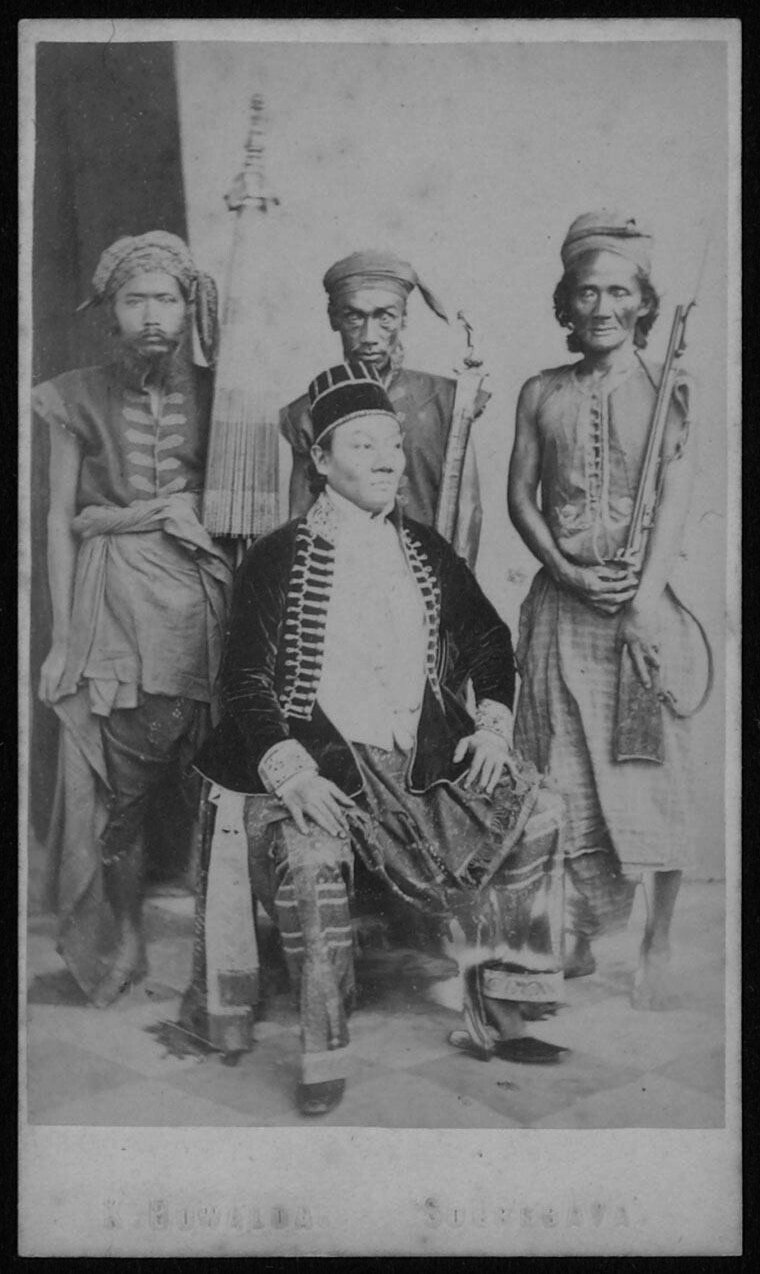 Indonesia Zaman Doeloe: Album foto para penguasa daerah di tahun 1860 ...