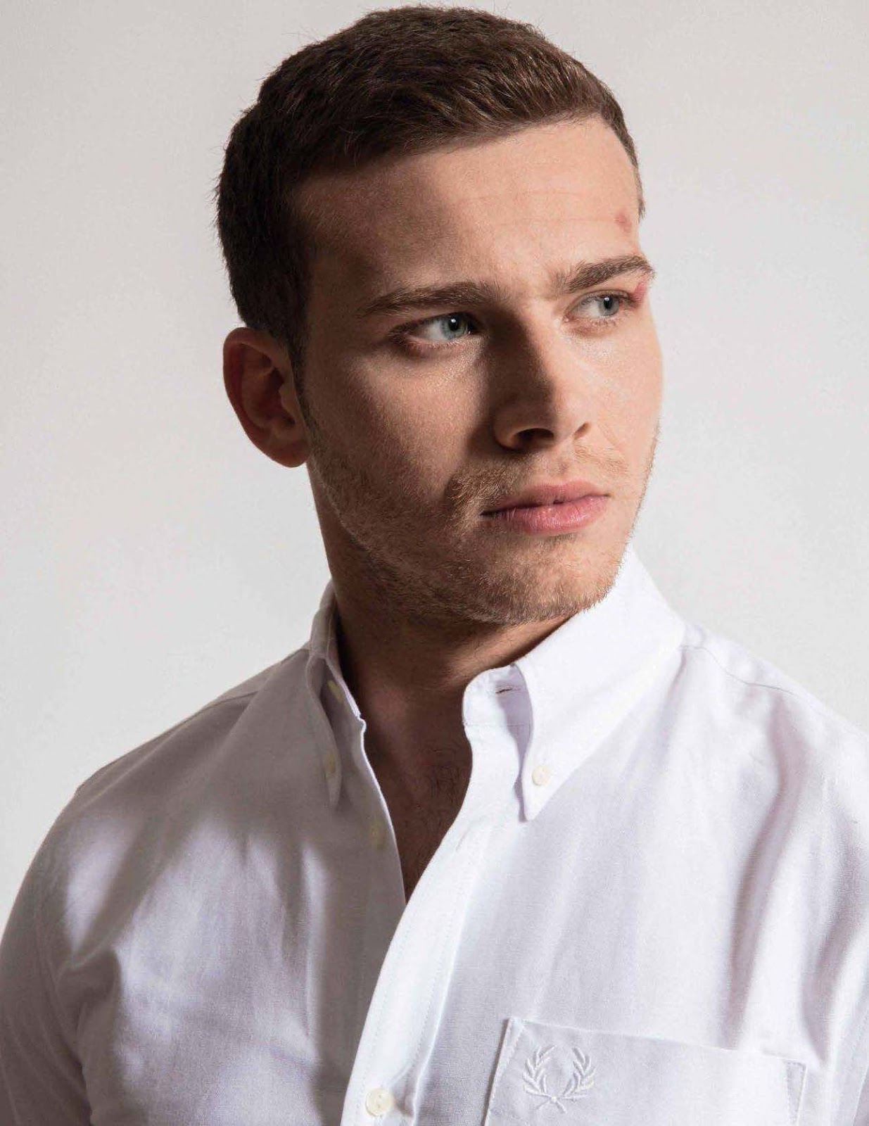 Oliver Stark para DAMAN Magazine por Mitchell Nguyen Mccormack