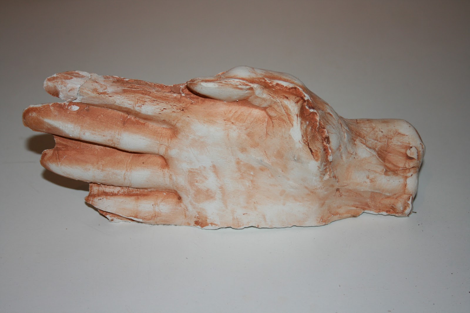 La única pretensión del arte es el arte mismo: MANO DE ESCAYOLA