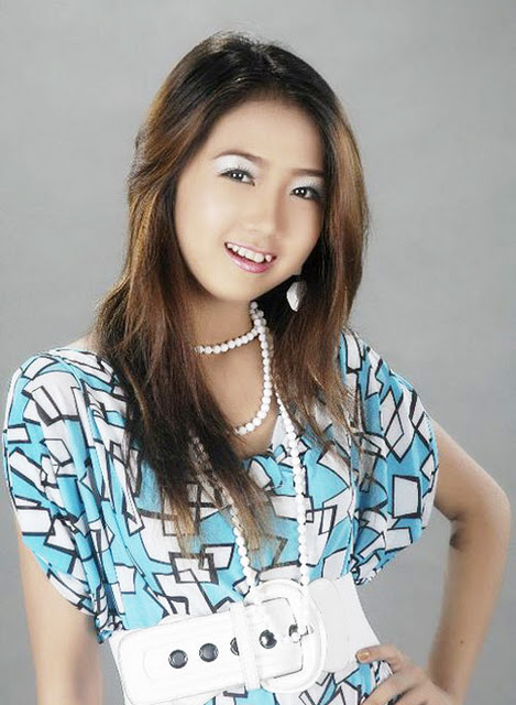 Myanmar Photo Collection: Mi Chi Ko