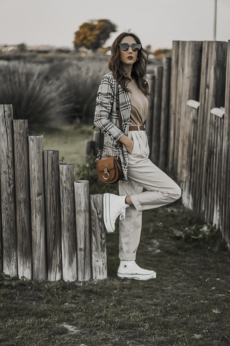 CÓMO COMBINAR CONVERSE EN UN OUTFIT FORMAL