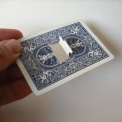 Easy card tricks: The Magnetic Hand