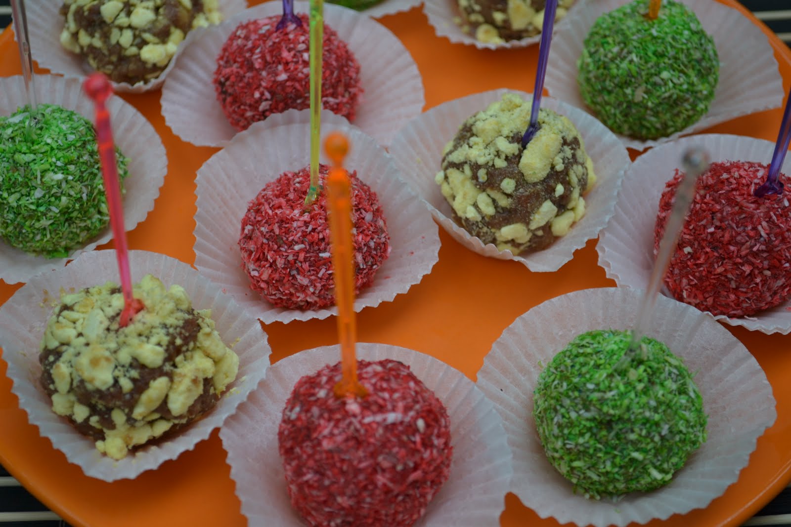 dia.cuisine: Bilute colorate din salam de biscuiti