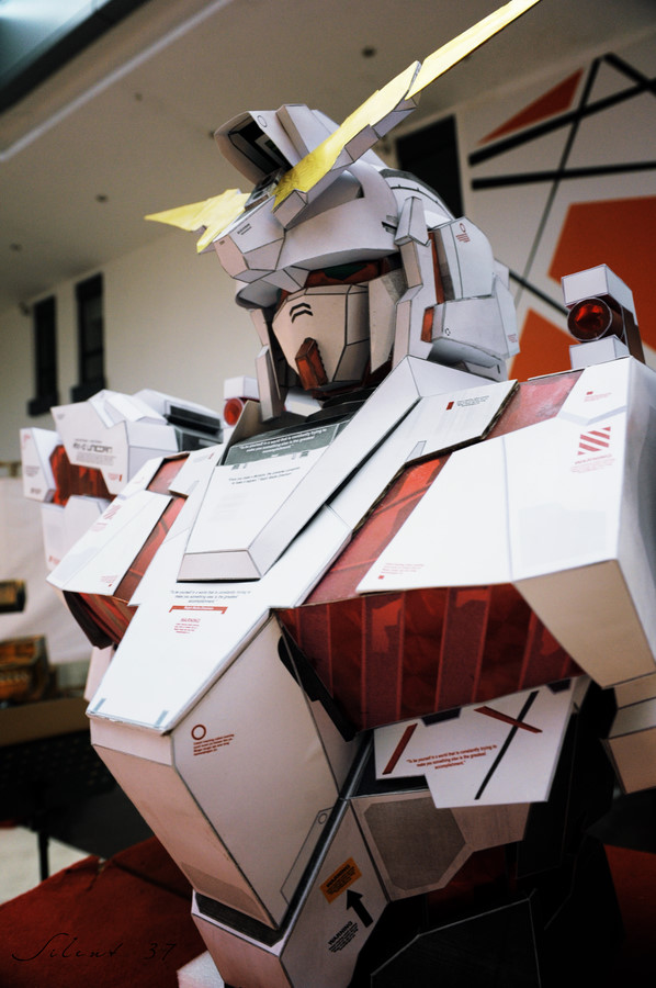 GUNDAM GUY: A Paper-Craft Model Of The Unicorn Gundam