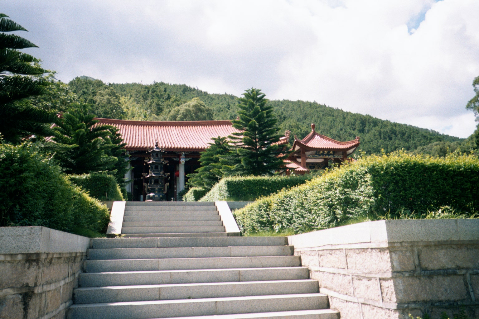 Leaving for the Rising Sun: Chinese Zen Master Yinyuan and the ...