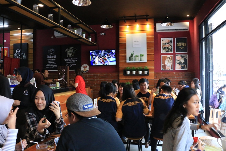 Warunk Upnormal, Warung Indomie Kekinian Asik Buat Nongkrong - TᖇᗩᐯEᒪEᖇIEᑎ