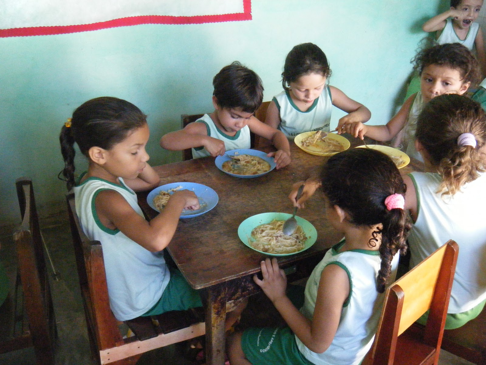 INST. DE EDUCAÇÃO INFANTIL CRESCENDO E APRENDENDO: Hora do lanche na escola