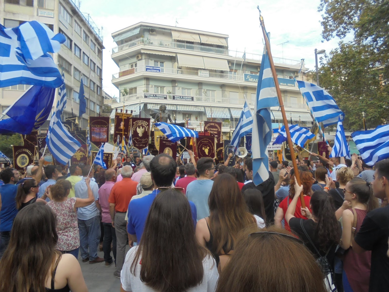 ΛΕΥΤΕΡΙΑ: ΟΛΟΣ Ο ΛΑΟΣ ΣΤΟ ΔΡΟΜΟ ΕΞΩ ΑΠΟ ΤΑ ΓΡΑΦΕΙΑ ΤΟΥ ΣΥΡΙΖΑ ΜΕ ...