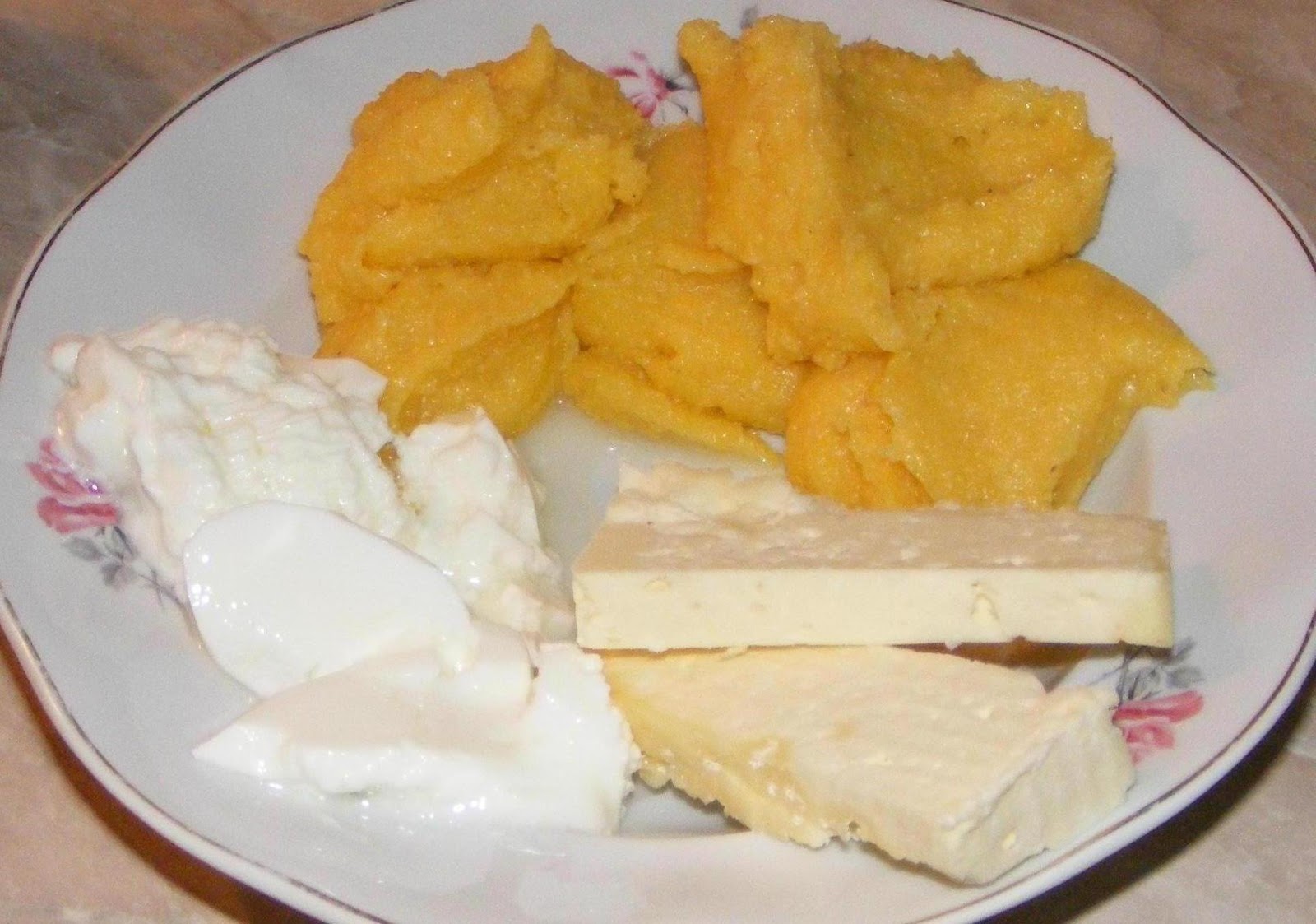 Mamaliguta cu branza si iaurt Retete Culinare | Preparatedevis.ro