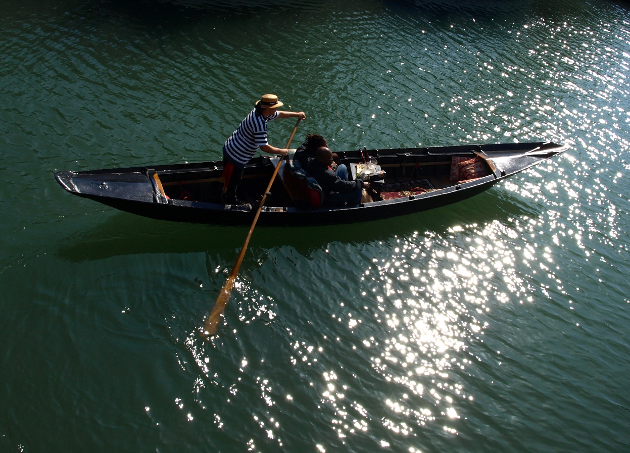The Gondola Blog: Long Lens Photo-Sniping - the Lone Sandolo
