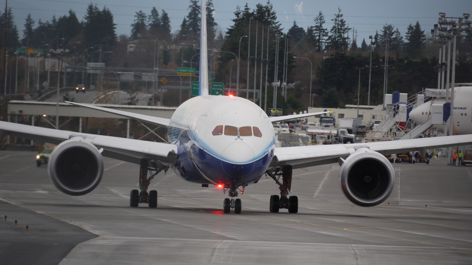 Boeing 787 Dreamliner Pictures: Boeing 787 Dreamliner Taxiing Front View