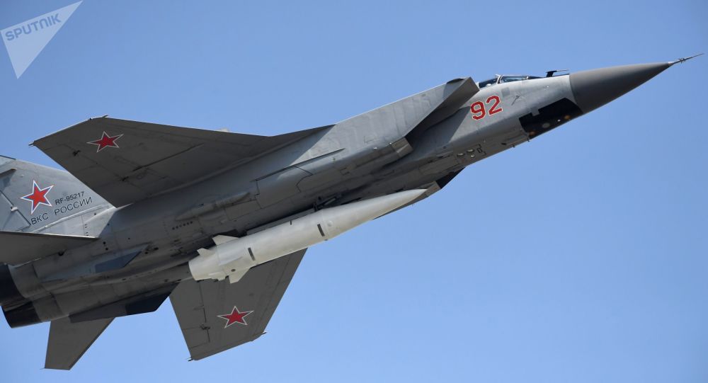 MiG-31 flagrado com o protótipo de míssil antissatélite