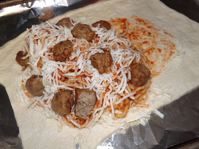 FoodThoughtsOfaChefWannabe: Spaghetti and Meatball STUFFED Calzones