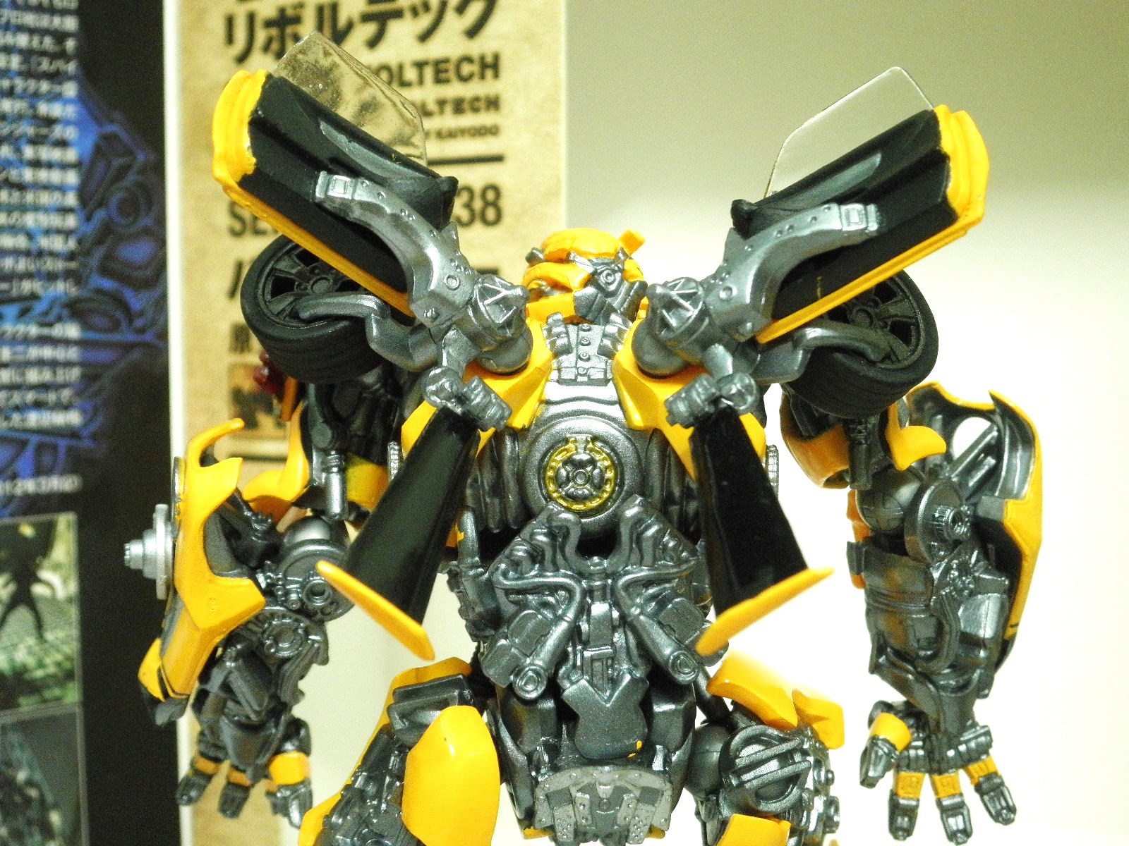 Revoltech Reviewed!: 5 Reasons Why I Adore Revoltech Bumblebee