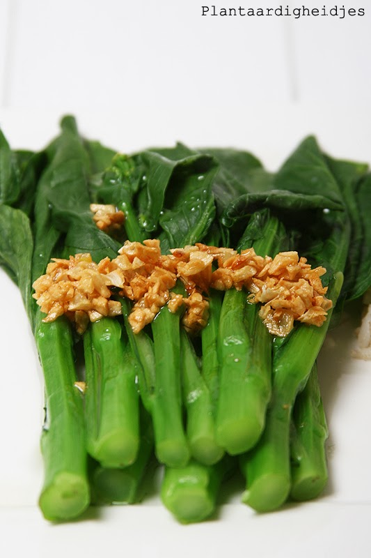 Soja-rundvlees met mango en Choi sam met gebakken knoflook ...