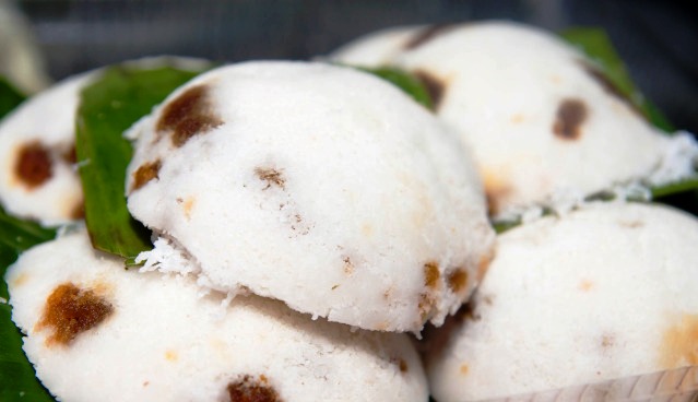 Indonesian Traditional Cakes: Putu piring