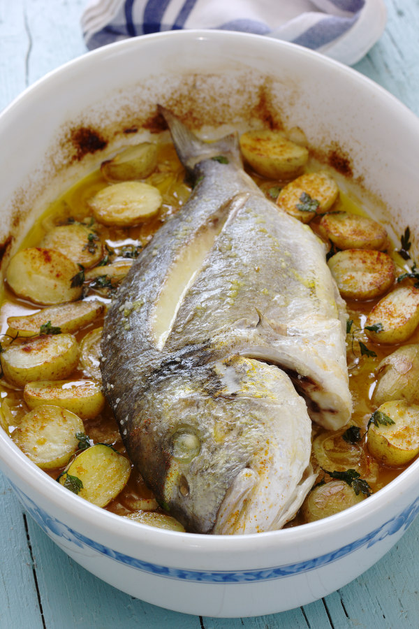 Cinco Quartos de Laranja: Dourada assada no forno com batatas