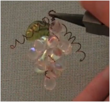 How to Make Beaded Grape Clusters Tutorials / The Beading Gem
