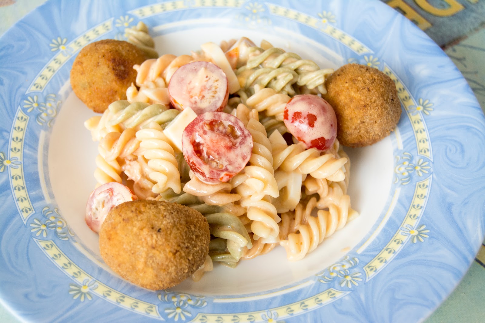 Ensalada de pasta con salsa rosa