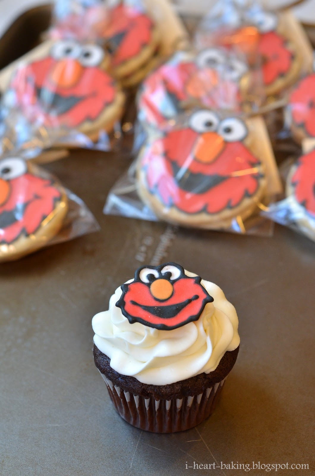 i heart baking!: elmo cupcakes - chocolate cupcakes with cream cheese ...