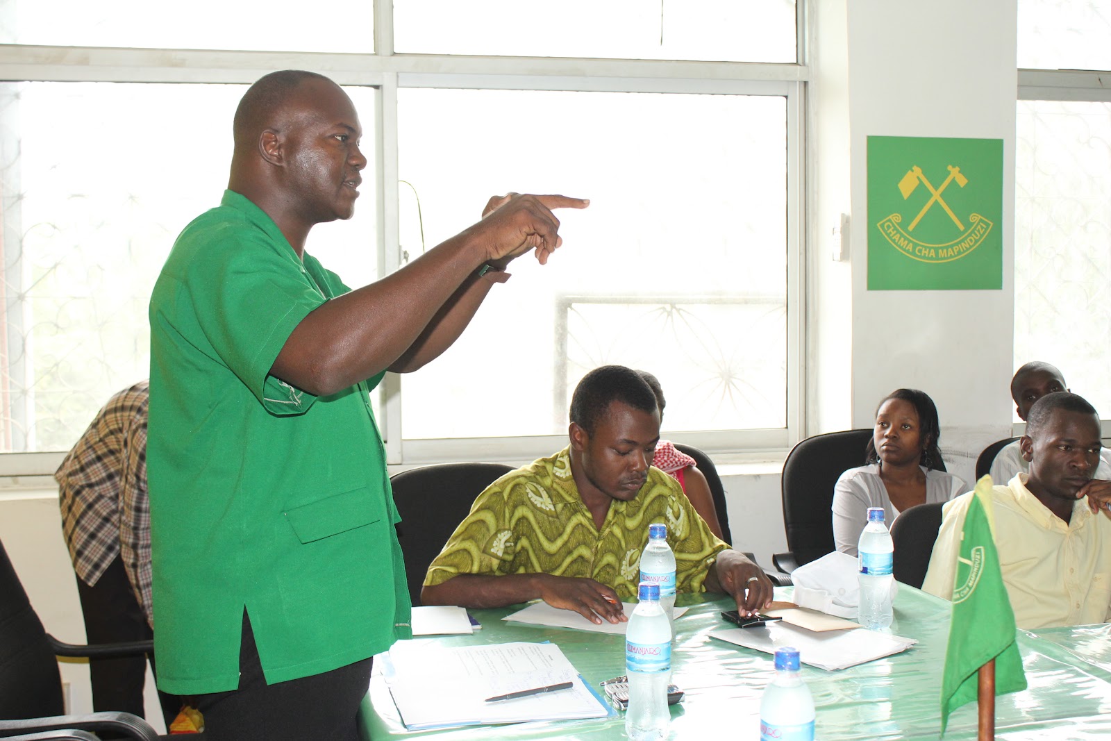 MAKOROKOCHO!!: MZEE KINGUNGE NGOMBALE MWIRU ATOA DARASA KWA WANAFUNZI ...