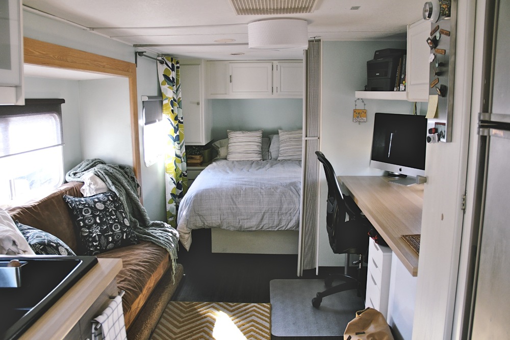 Una Caravana Reformada Por Completo Con Una Cocina Espectacular Blanco Y De Madera