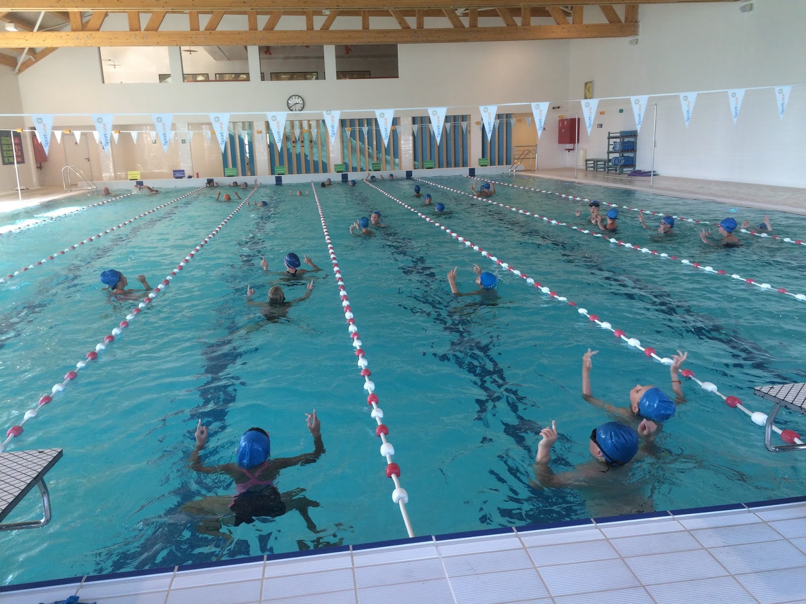 Juf Petra 6B Zwemacrobatie