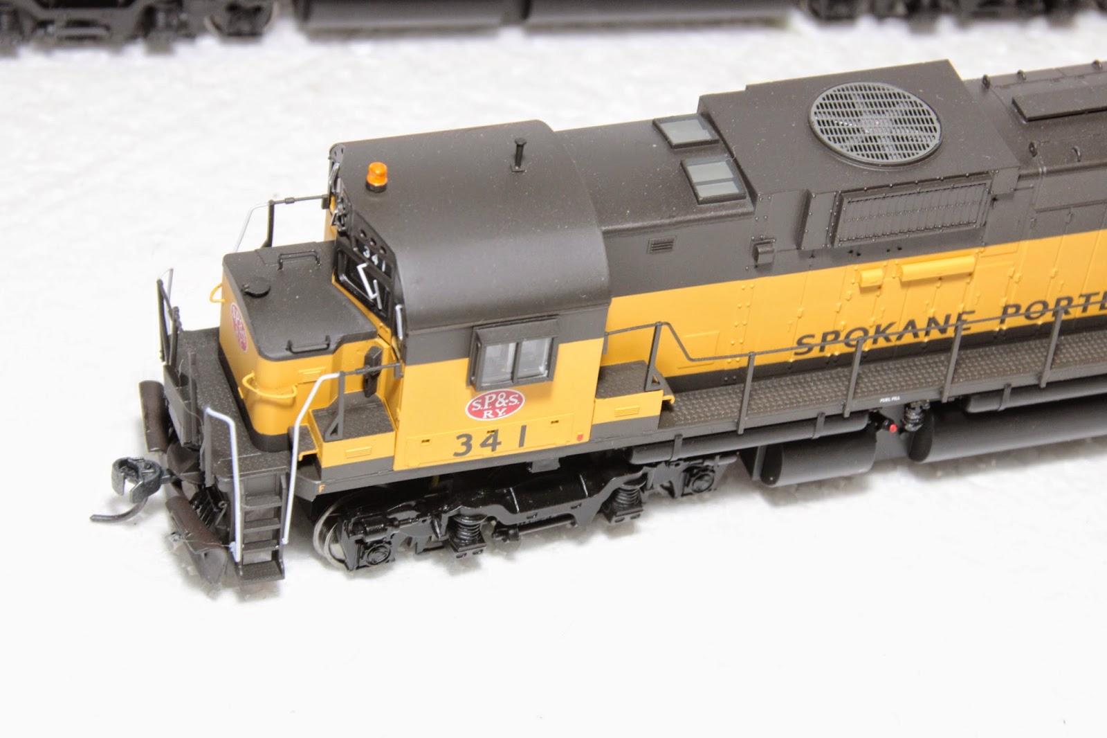 Barcoola: review of Bowser Alco C636 locomotive with sound
