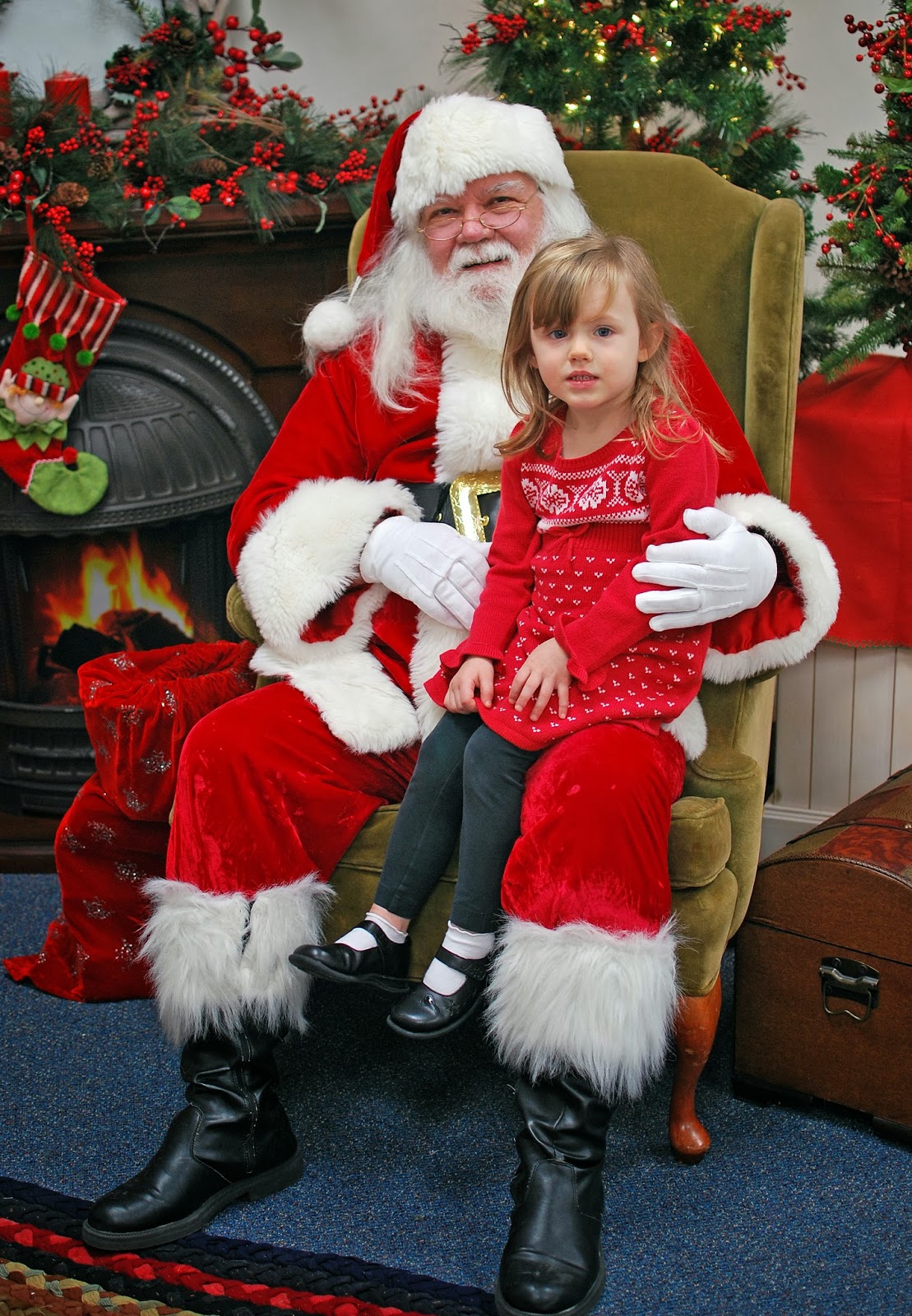 Ben Franklin Crafts and Frame Shop, Monroe, WA: Santa and ME Portraits