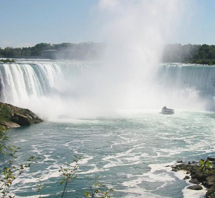 .: Niagara Falls: Maid Of The Mist, Lady In Red?