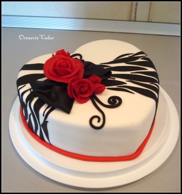 Tort in forma de inima - Felicitări Online