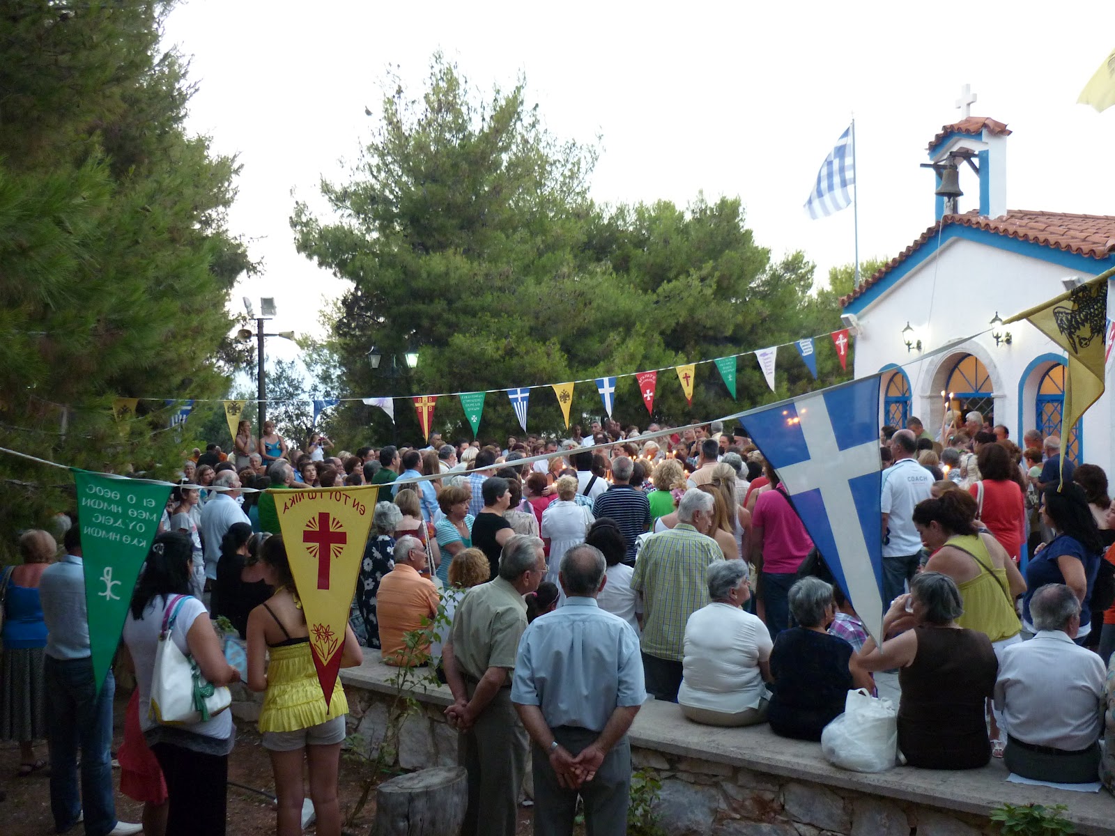 Η ΙΣΤΟΣΕΛΙΔΑ ΤΩΝ ΑΓΙΩΝ ΑΠΟΣΤΟΛΩΝ: ΠΛΗΘΟΣ ΚΟΣΜΟΥ ΚΑΤΕΚΛΥΣΕ ΤΟ ΕΚΚΛΗΣΑΚΙ ...
