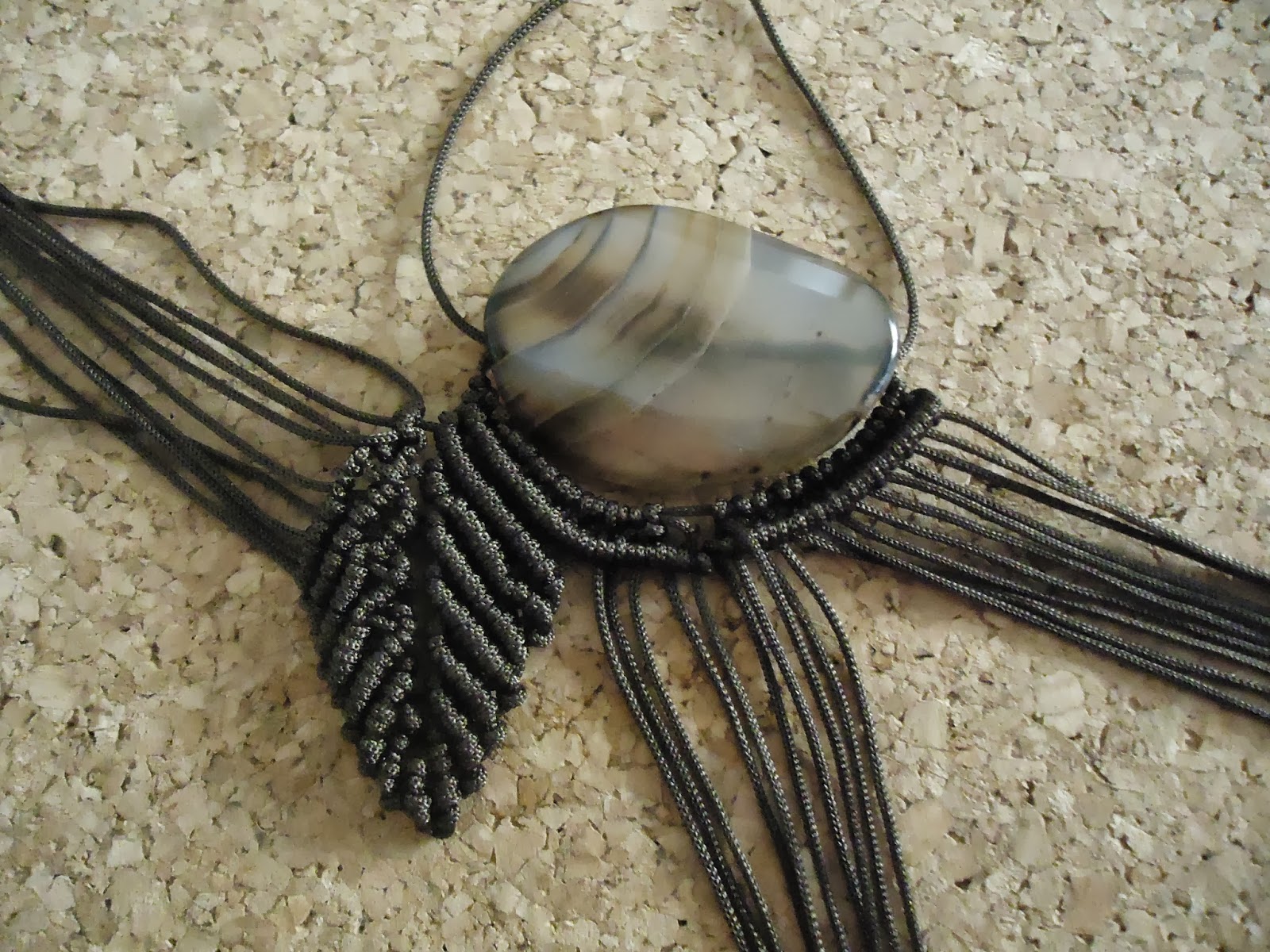 Il giardino creativo: TUTORIAL COLLANA A MACRAME'