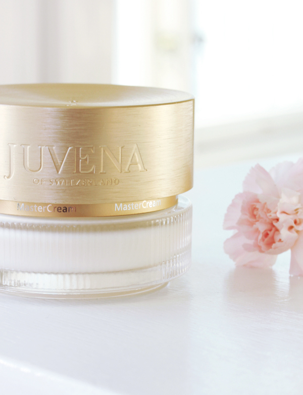 FRYD + DESIGN: // JUVENA + B/W OUTFIT