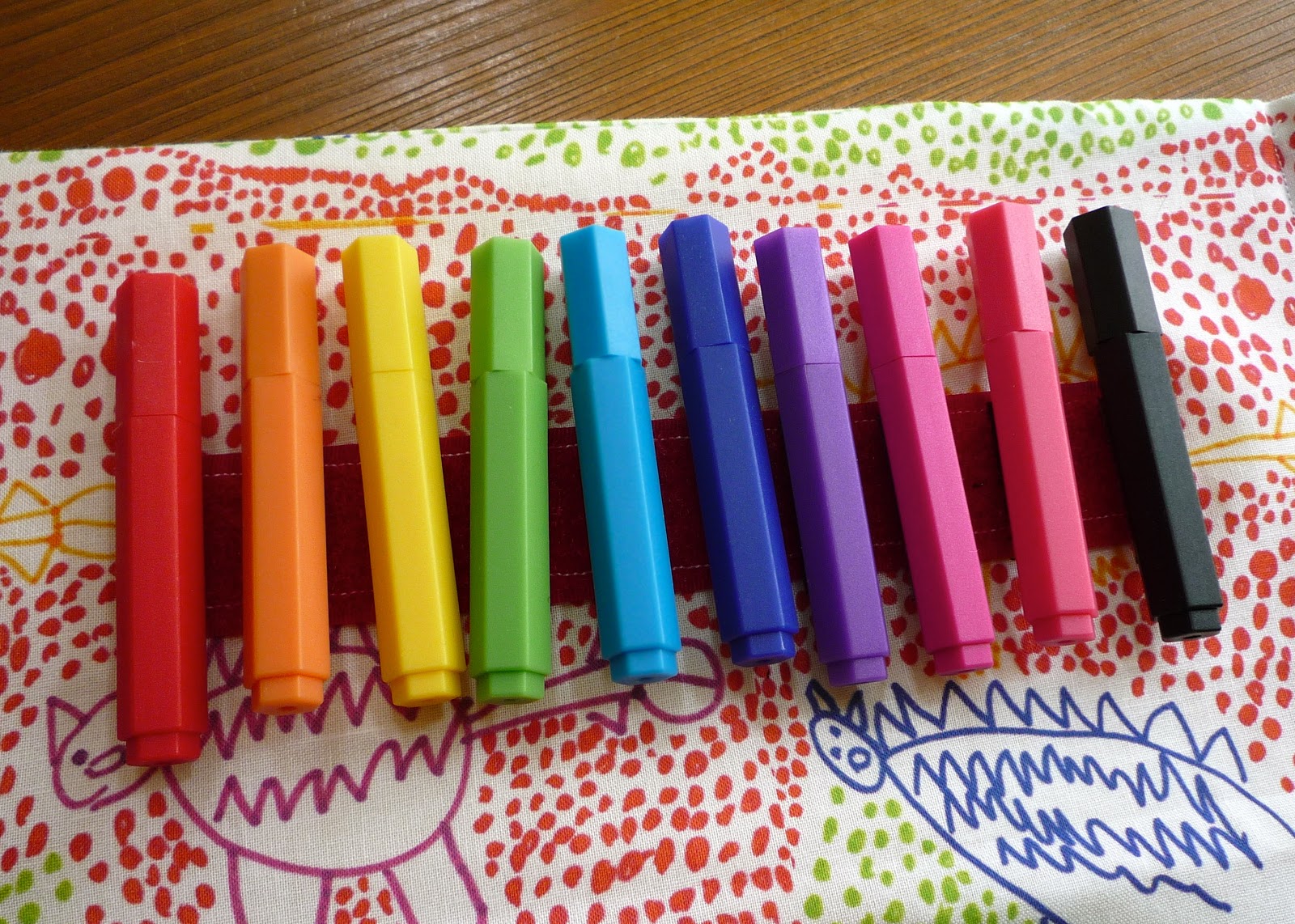 jojoebi designs: Ebi-kun's art carrier...