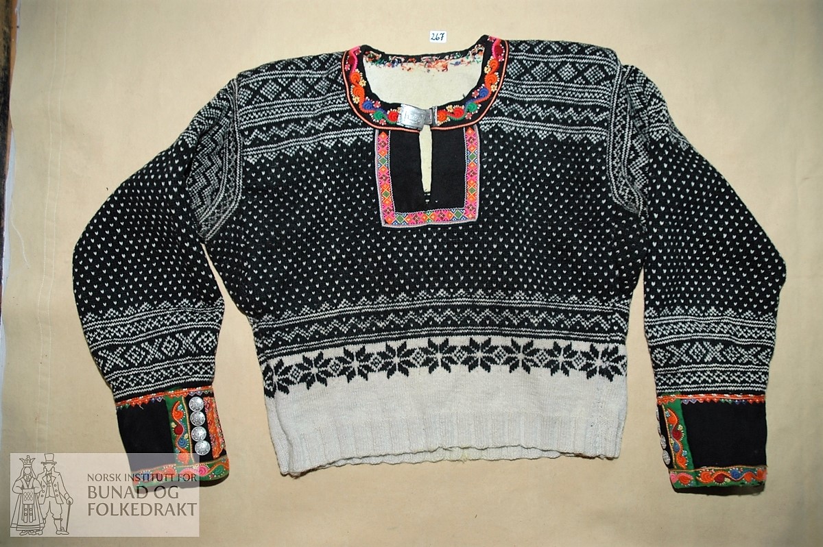 FolkCostume&Embroidery: 2017