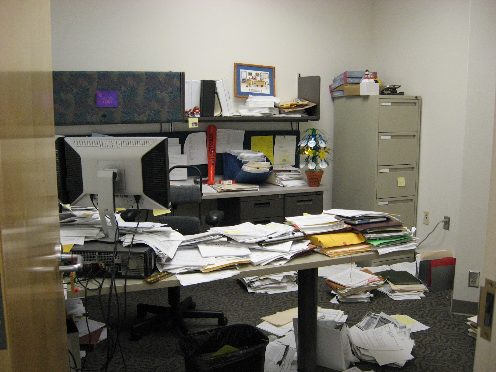 Office and Home Furnishings: A Clean Modern Office Desk Leads To Clear ...