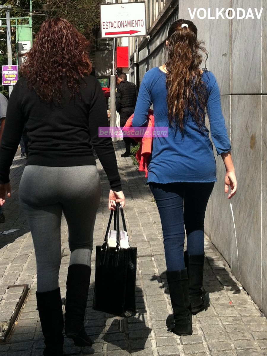 Sexy mujer madura captada con ropa entallada | Mujeres bellas en la calle
