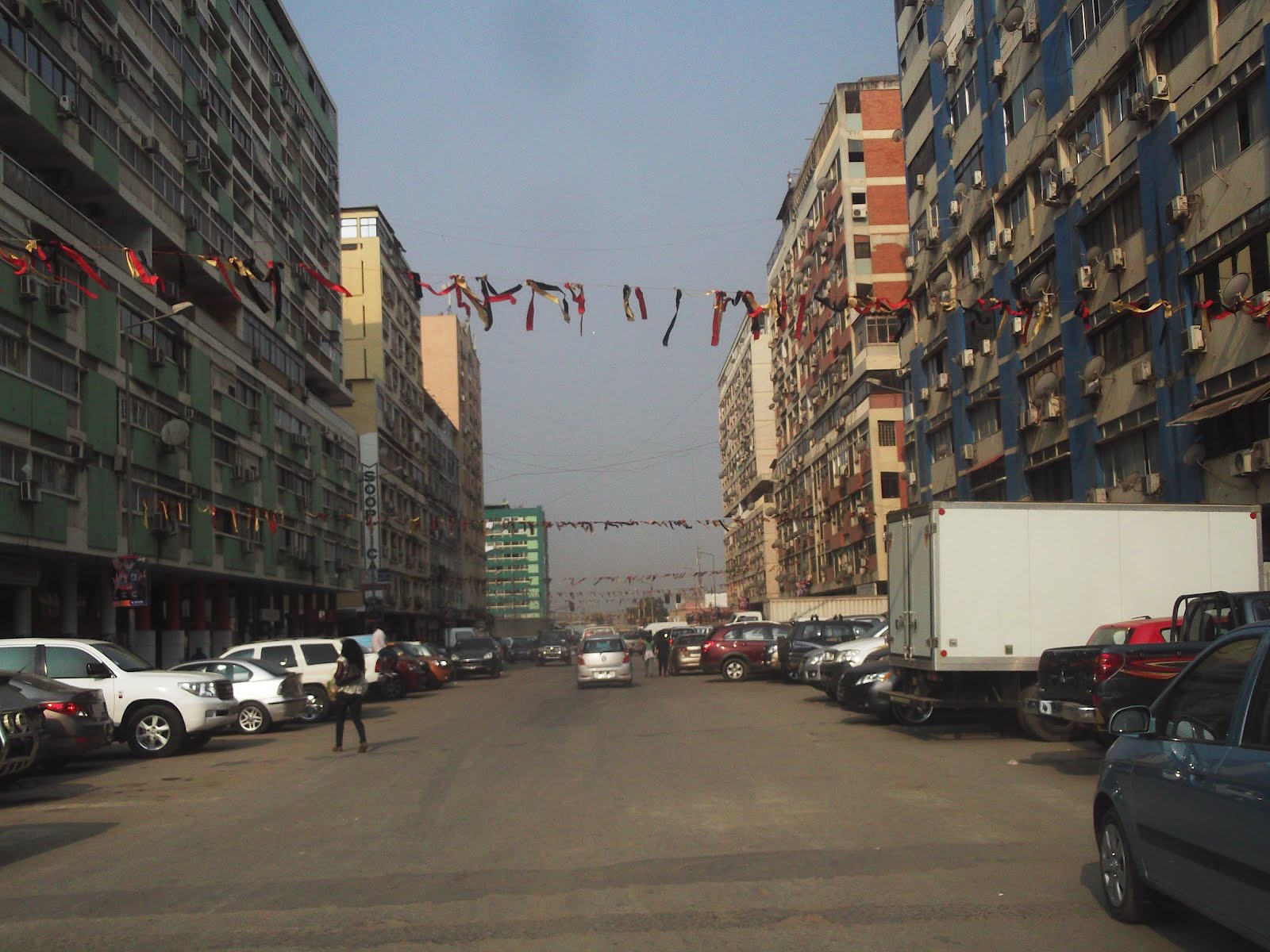 HUKALILILE (Don't cry for me Angola): Luanda embelezada com fitas e ...